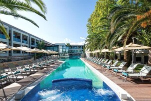 Piscina exterior, guarda-sóis, espreguiçadeiras 