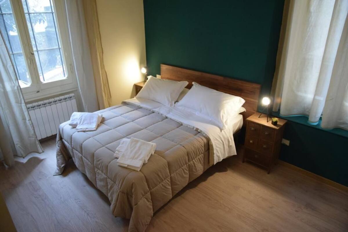 Quarto Duplo Standard, Vista para a cidade | Lençóis de algodão egípcio, edredões de penas, secretária 