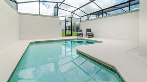 2 piscinas externas, barracas de cortesia, guarda-sóis