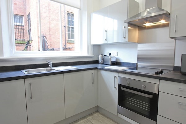 Um frigorífico, um micro-ondas, um forno, uma placa de cozinha