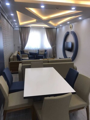 Apartamento executivo | Área de estar | TV LED