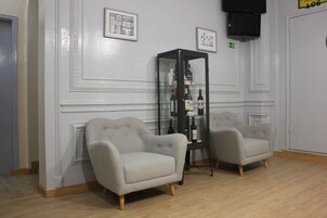 Área de estar no saguão