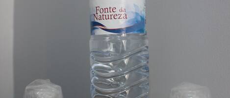 Uma garrafa de água com a etiqueta