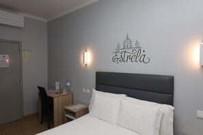 Quarto casal, banheiro compartilhado | 1 quarto, frigobar, individualmente decorados, quartos à prova de som