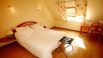 Quarto Duplo Standard, 1 cama de casal, não fumadores | Secretária, secretária adequada para computadores portáteis
