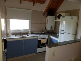 Apartamento standard, 2 quartos (5 persons) | Cozinha privada | Geladeira, micro-ondas, talheres/pratos/utensílios de cozinha
