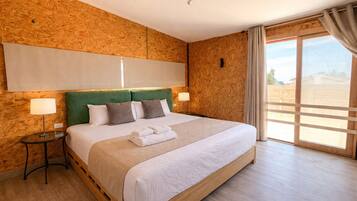 Quarto casal standard, 1 cama King, suíte | Wi-Fi de cortesia, roupa de cama