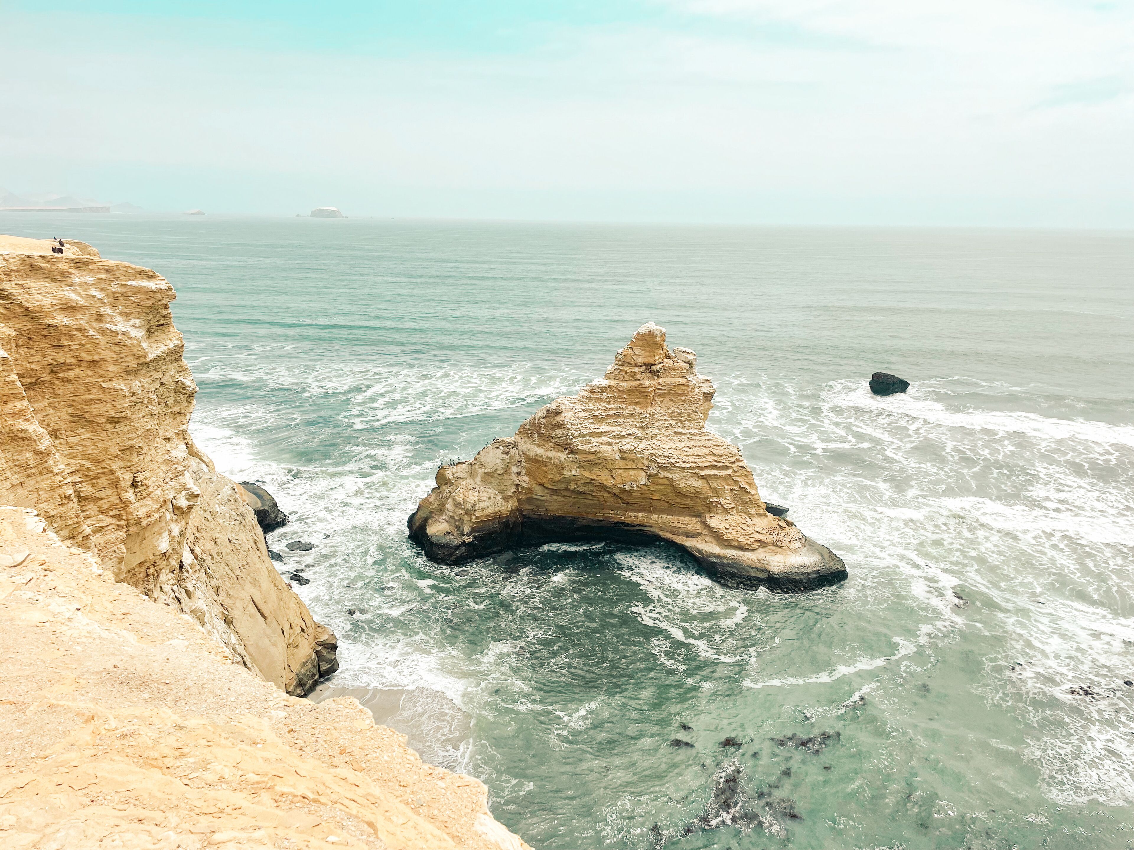 Perto da praia, guarda-sóis 