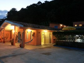 Fachada do alojamento (tarde/noite)