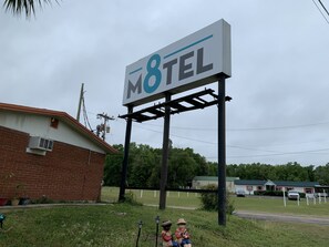 Um letreiro de motel com um design simples e retangular, exibindo a palavra 'Motel' em destaque.