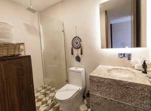 Apartamento em Condomínio Fechado, 2 quartos | Casa de banho | Um polibã, artigos de higiene pessoal grátis, toalhas fornecidas 