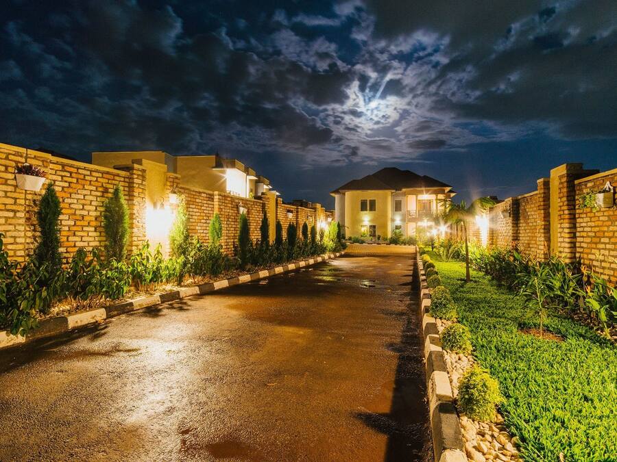 Fachada do alojamento (tarde/noite)