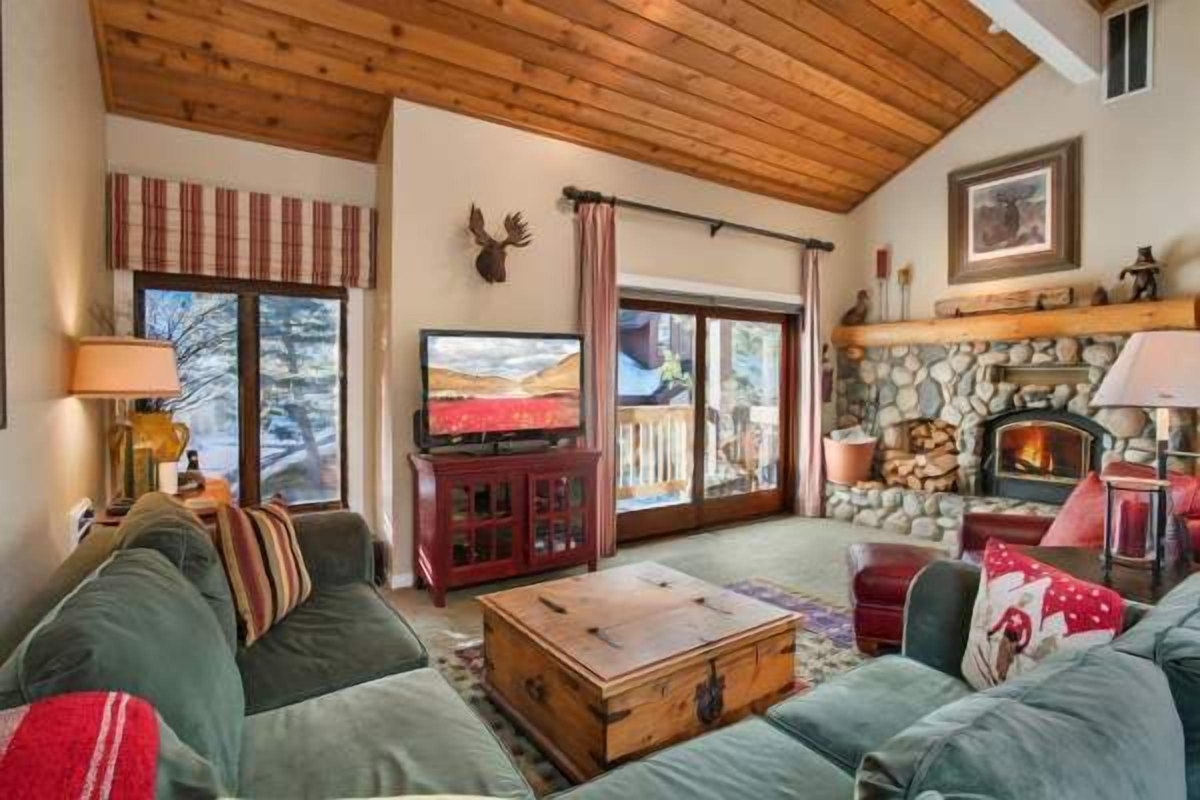 3 Bedroom Plus Loft, 3 Bath Townhome With Washer/dryer - Mammoth Lakes, CA