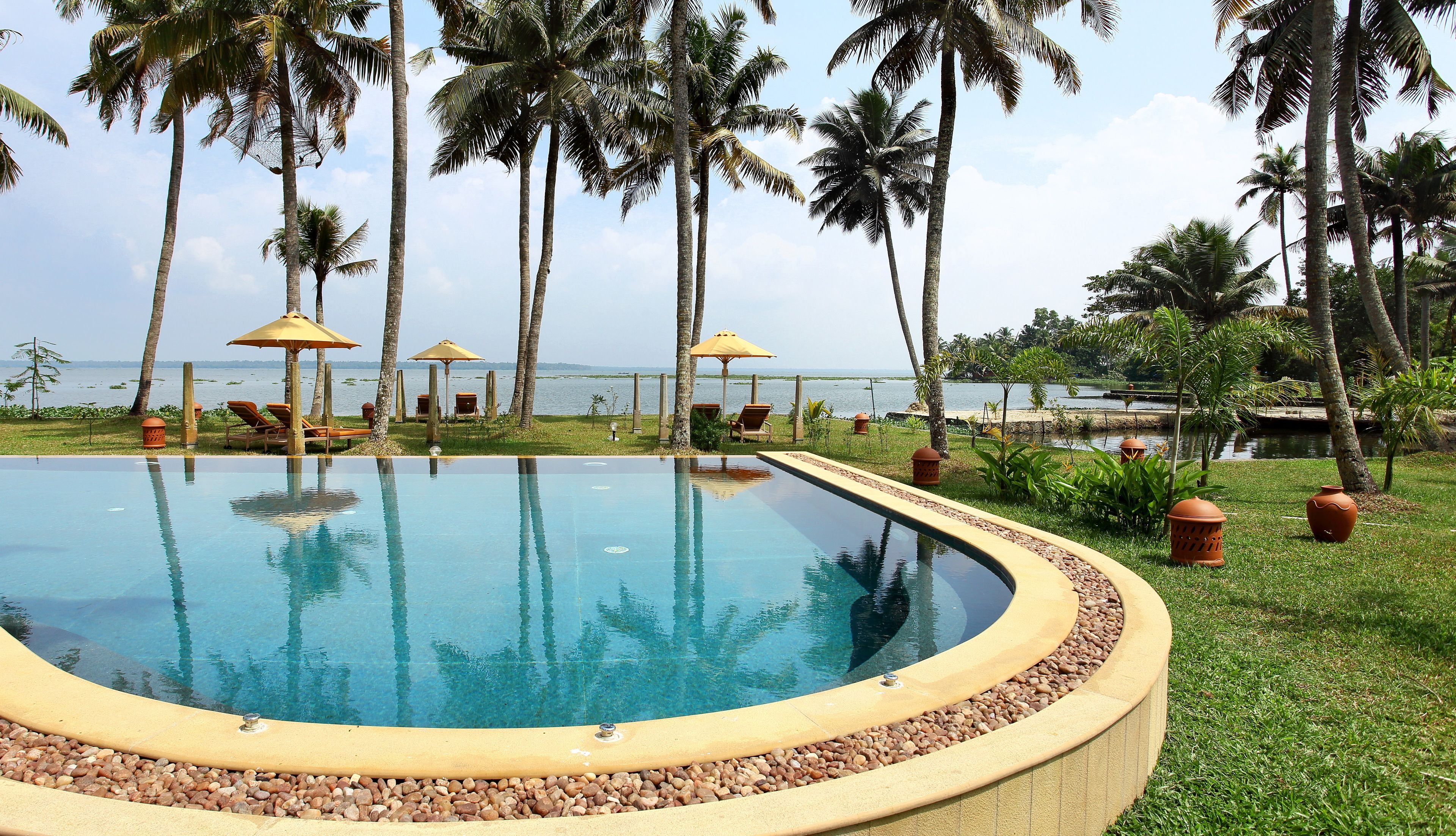 Piscina exterior, toldos gratuitos, guarda-sóis 