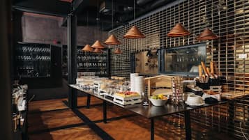 Café da manhã com buffet grátis todos os dias