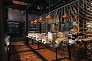 Café da manhã com buffet grátis todos os dias