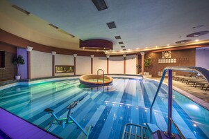 6 piscinas internas, piscina externa sazonal