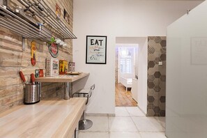 Apartamento de Luxo | Cozinha privada | Um frigorífico, um micro-ondas, uma placa de cozinha 