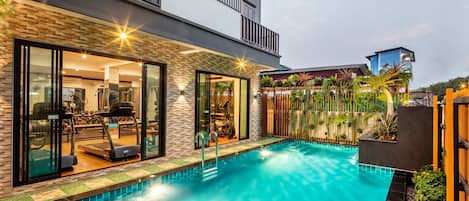 Fachada da propriedade à noite