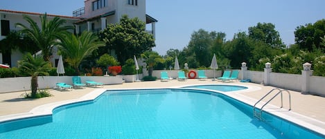 Piscina externa, funciona das 9h às 21h, guarda-sóis, espreguiçadeiras