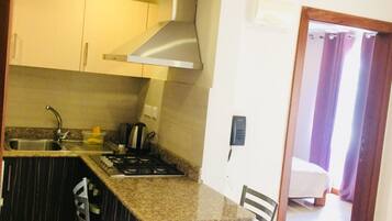 Apartamento galeria, 1 cama de casal, para fumantes | Cozinha privada | Geladeira grande, micro-ondas, fogão, cooktop