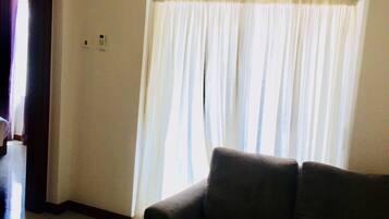 Apartamento galeria, 1 cama de casal, para fumantes | Área de estar | TV de tela plana 32 polegadas com canais via satélite, TV