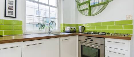 Apartamento | Cozinha privada | Um frigorífico, um micro-ondas, um forno, uma placa de cozinha