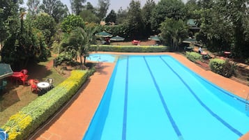 Piscina exterior, guarda-sóis