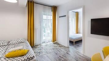 Apartamento, varanda, no piso térreo | Ferros/tábuas de passar roupa, Wi-Fi de cortesia, roupa de cama