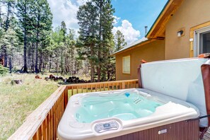 Hike, golf, fish & ski from this lodge with hot tub, foosball table ...