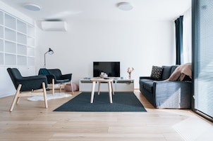 Apartamento Superior, 2 quartos | Sala | Televisor LCD