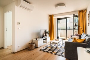 Apartamento Deluxe | Sala de estar | Televisor LCD 