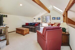 Loft, 3 quartos, lareira (Free SHARC Pass, Lift Ticket Discount) | 3 quartos, Wi-fi grátis, roupa de cama fornecida 