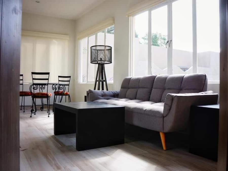 Apartamento luxo, 2 quartos, para não fumantes | Sala de estar | Smart TV 32 polegadas com canais a cabo, TV, Netflix