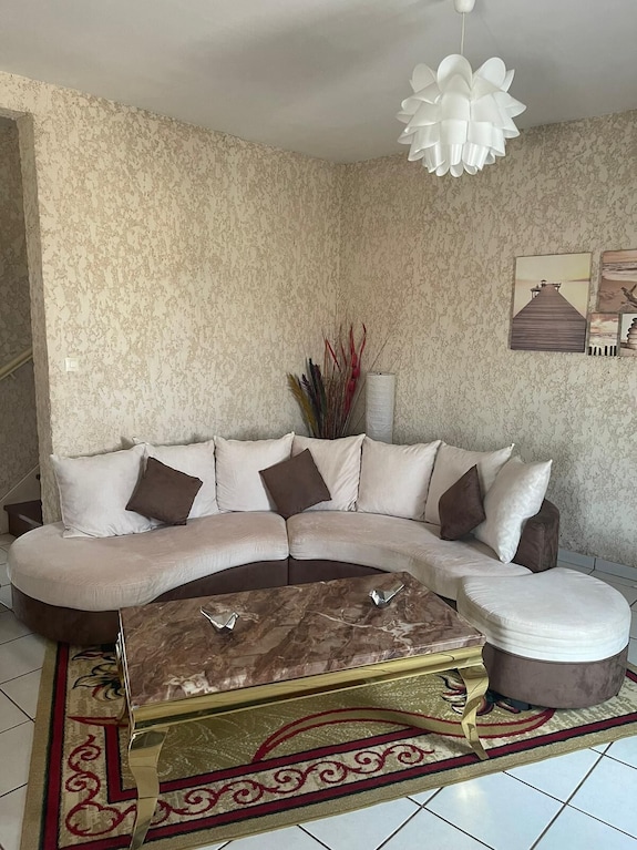 Magnífica Villa Con Estacionamiento Y Guardián. - Yaundé