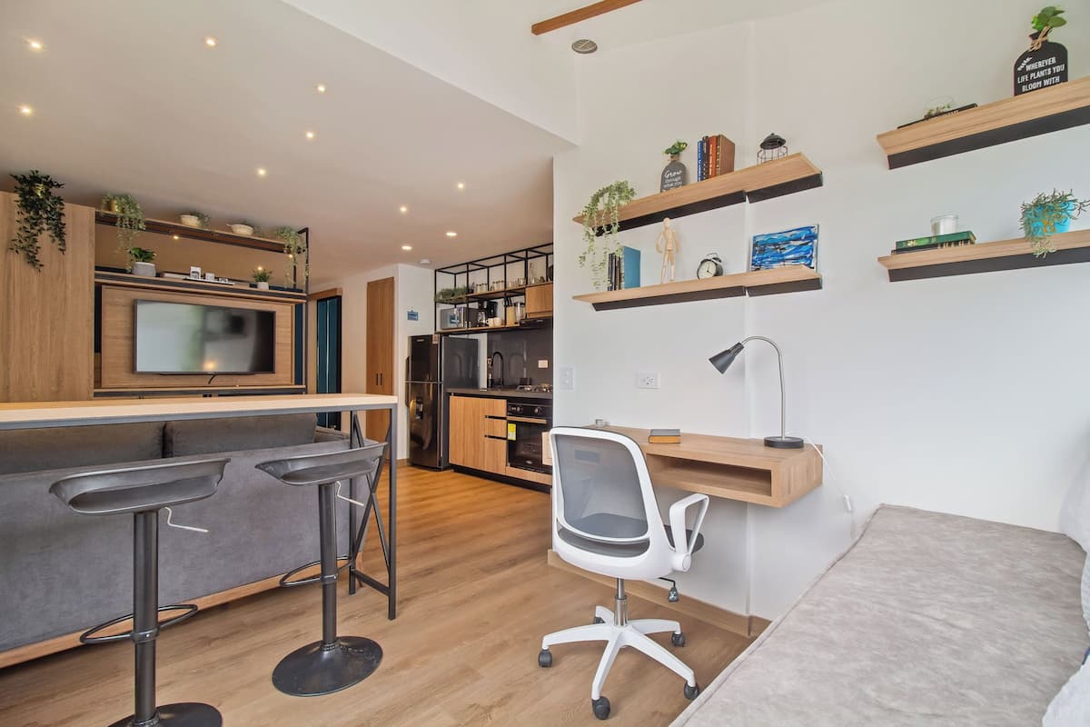 Apartamento Superior, 1 cama queen-size, não fumadores | Sala de estar | Smart TV