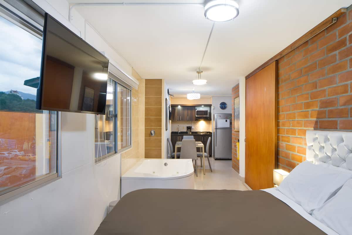 Apartamento Comfort, 1 cama queen-size, não fumadores | Cofre no quarto, com mobília individualizada, secretária