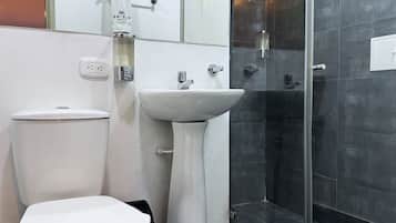 Quarto Quádruplo Deluxe | Casa de banho | Um polibã, um chuveiro fixo, artigos de higiene pessoal grátis
