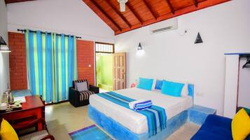 Quarto com cama, escrivaninha, cadeira e ventilador de teto.