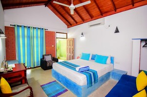 Quarto com cama, escrivaninha, cadeira e ventilador de teto.