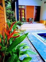 Piscina exterior, espreguiçadeiras