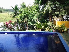 Piscina externa, espreguiçadeiras