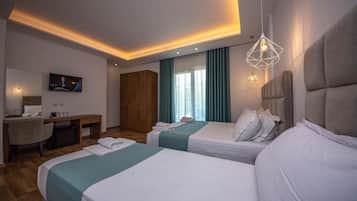Quarto Triplo Deluxe, varanda | Minibar, cofre no quarto, secretária, cortinas/cortinados opacos