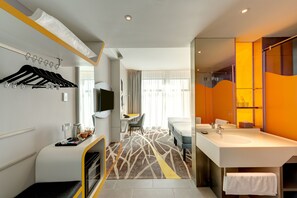 Quarto Standard, 2 camas individuais | Casa de banho | Um polibã, um chuveiro fixo, artigos de higiene ecológicos 
