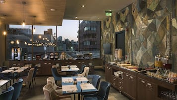 Café da manhã com buffet todos os dias mediante uma taxa