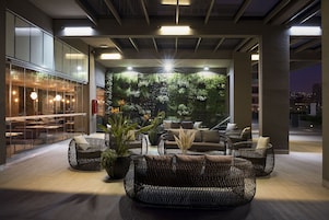 Terraço com espreguiçadeiras