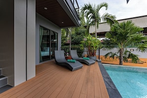 Villa Room With Pool Access | Cofres nos quartos, cortinas blackout, Wi-Fi de cortesia, roupa de cama