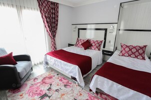Roupa de alta qualidade, minibar, secretária, quartos insonorizados 