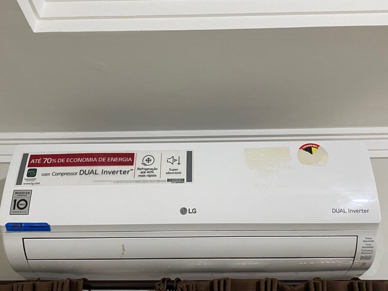 Unidade de ar condicionado LG Dual Inverter fixada em parede.