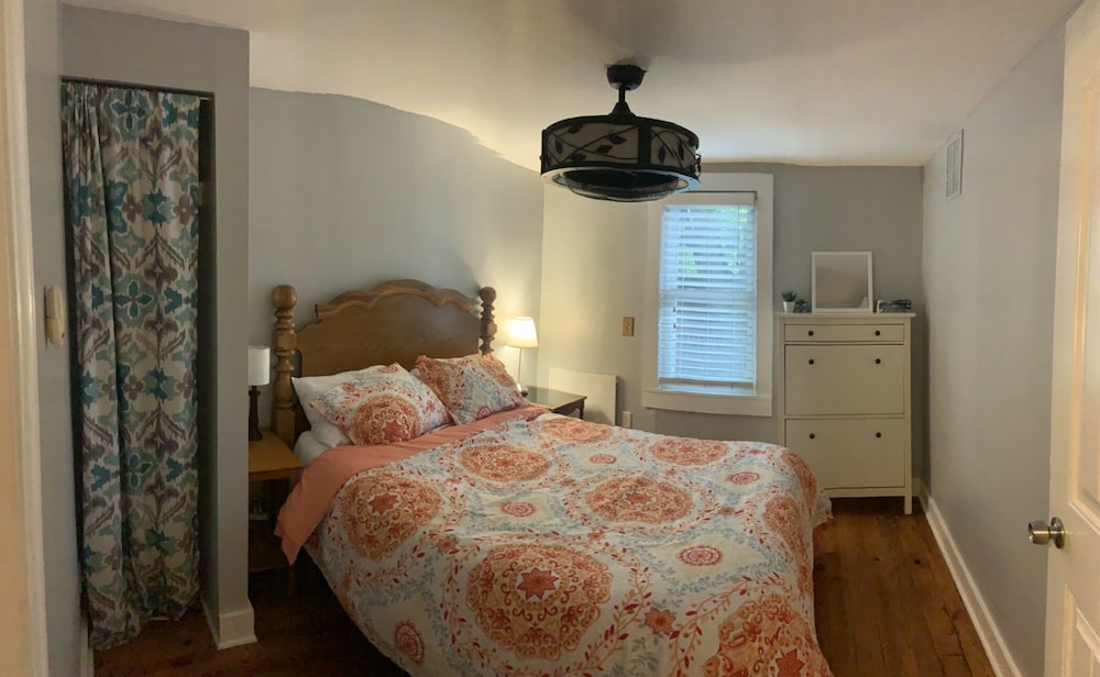 Fresh Newly Remodeled Cranberry Cottage. Private-walk To Restaurants & Shopping - Black Mountain, NC